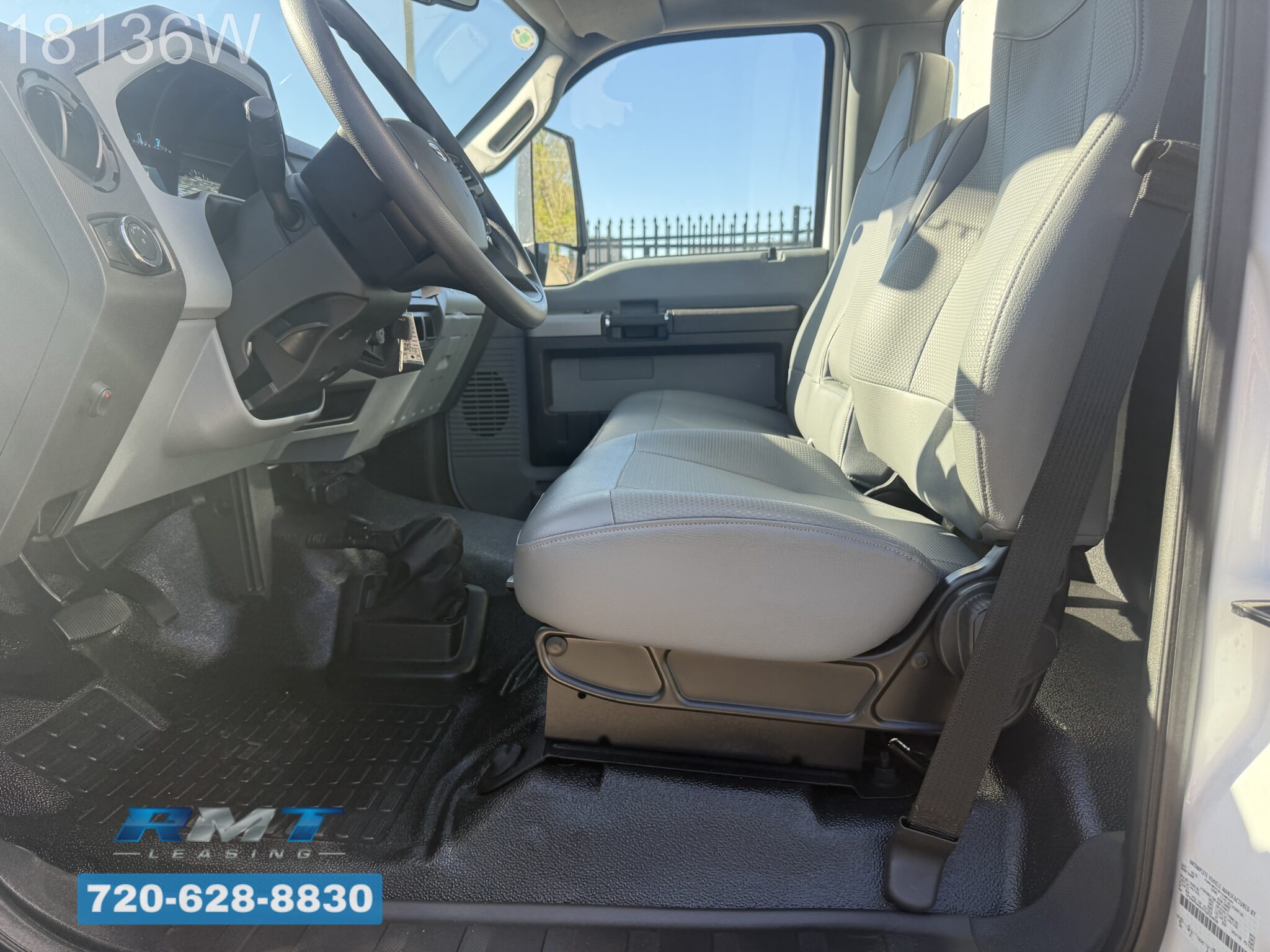 2026 Ford 26' Box Truck With 5,500lbs Lift Gate